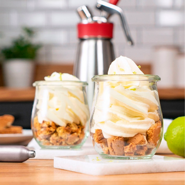 Creme au fromage frais et au citron vert sur des miettes de cantuccini ...